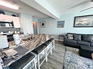 Apartamento em Condomínio Fechado, várias camas, vista para a piscina (Grand Beach Resort 317) | Cozinha privada | Uma cafeteira/bule