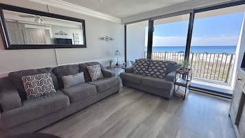 Condo, várias camas, varanda, vista para o oceano (Island Sunrise 165) | Área de estar