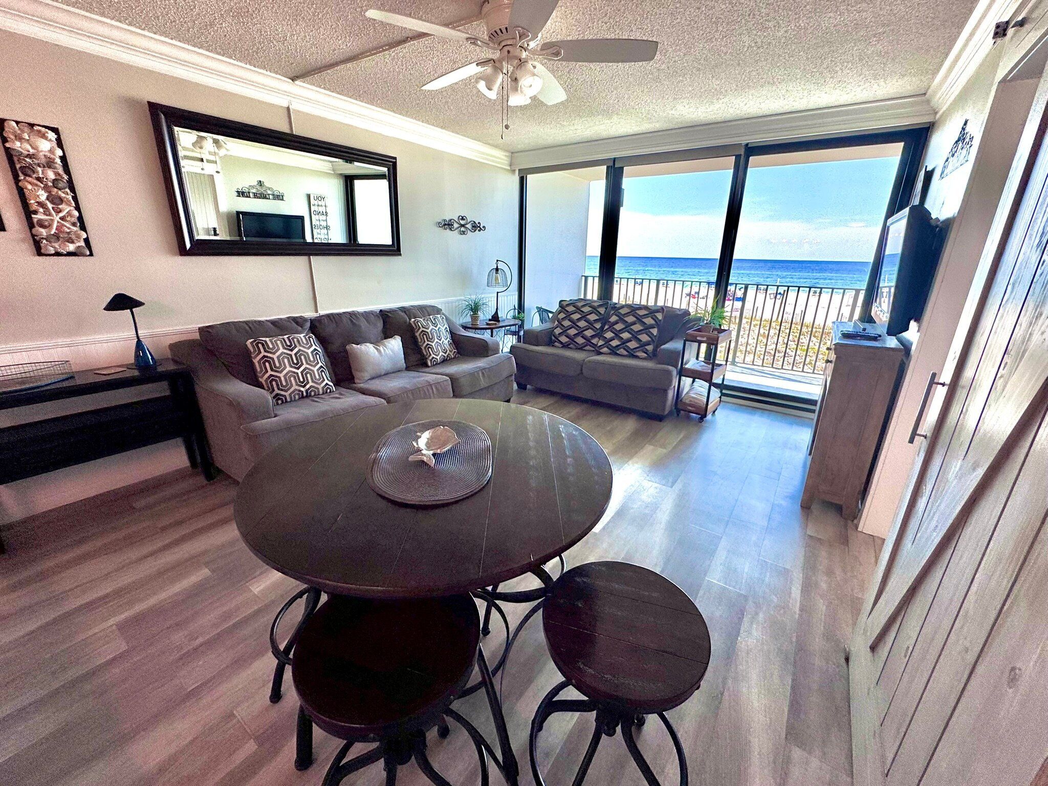 Apartamento em Condomínio Fechado, várias camas, pátio, vista para o oceano (Island Sunrise 165) | Sala de estar