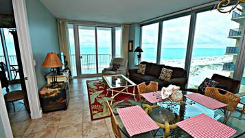 Apartamento em Condomínio Fechado, várias camas, acesso à piscina (Island Tower 703) | Sala de estar