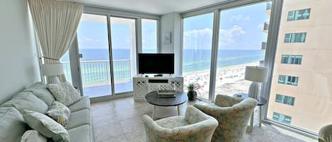Apartamento em Condomínio Fechado, várias camas, varanda (Island Tower 1203) | Sala de estar