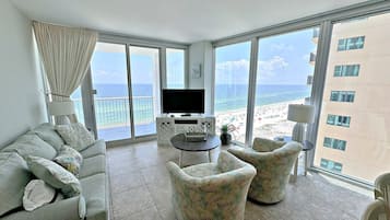 Apartamento em Condomínio Fechado, várias camas, varanda (Island Tower 1203) | Sala de estar