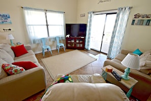 Condo, várias camas, sacada, vista para a praia (Lagoon Run 308) | Área de estar