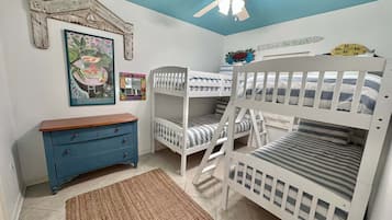 Apartamento em Condomínio Fechado, várias camas, varanda (Marlin Key 2F) | 3 quartos, com decoração personalizada, com mobília individualizada