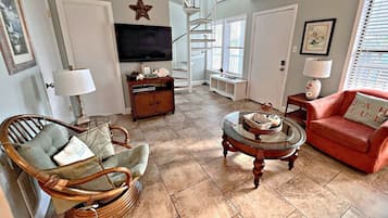 Apartamento em Condomínio Fechado, várias camas, acesso à piscina (Ocean Reef 114) | Sala de estar