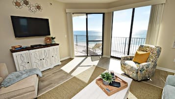 Apartamento, várias camas, sacada, vista para o oceano (Phoenix VII 71208) | Área de estar