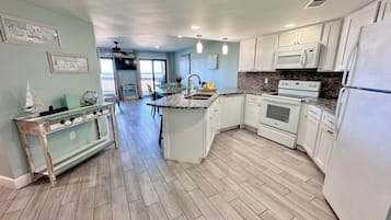 Condo, várias camas, acesso à piscina, vista para a praia (Regatta 102A) | Cozinha privada | Cafeteira/chaleira