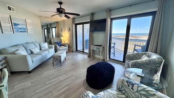 Apartamento em Condomínio Fechado, várias camas, acesso à piscina, vista para a praia (Regatta 102A) | Sala de estar