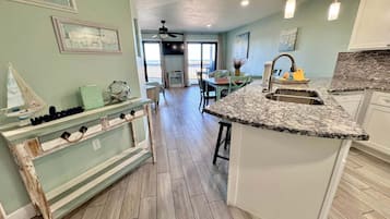 Apartamento em Condomínio Fechado, várias camas, acesso à piscina, vista para a praia (Regatta 102A) | Interior