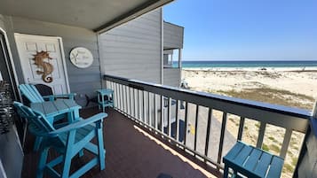 Apartamento em Condomínio Fechado, várias camas, varanda (Regatta 203A) | Terrenos do alojamento