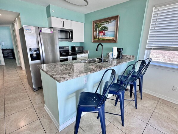 Condo, várias camas, sacada (Royal Palms 701) | Cozinha privada | Cafeteira/chaleira