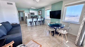 Condo, várias camas, sacada (Royal Palms 701) | Área de estar