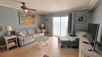 Condo, várias camas, sacada, vista para a praia (Seacrest 701) | Área de estar
