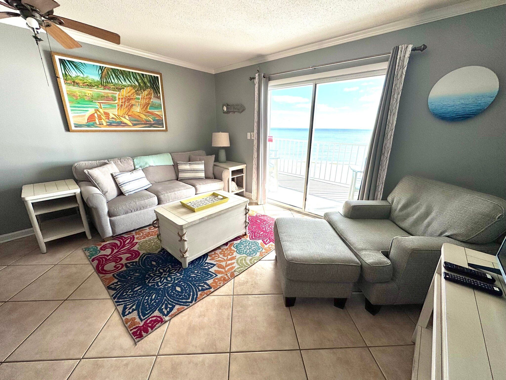 Apartamento em Condomínio Fechado, várias camas, varanda, vista para a praia (Seacrest 701) | Sala de estar