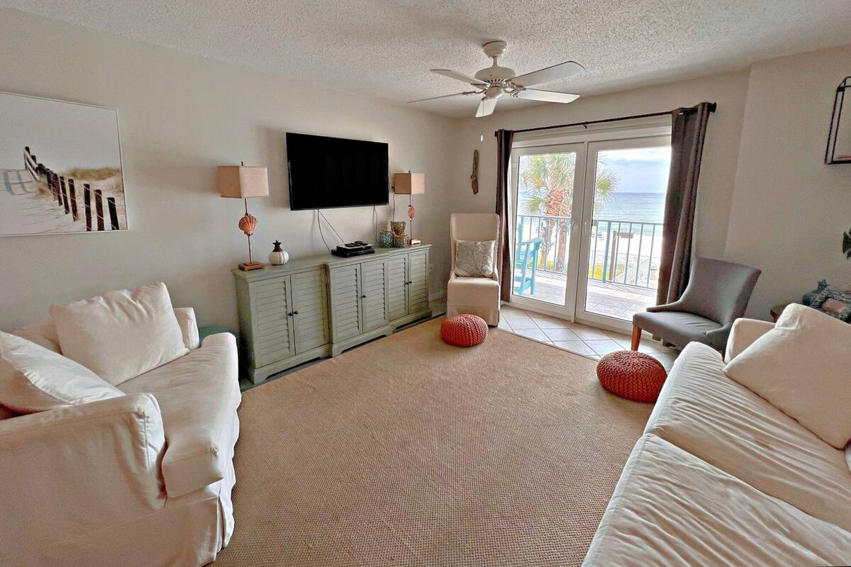 Apartamento em Condomínio Fechado, várias camas, acesso à piscina (Surf Side Shores 2203) | Sala de estar