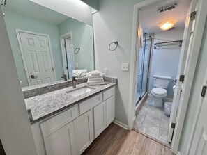 Apartamento em Condomínio Fechado, várias camas, varanda (The Whaler 6C) | Casa de banho | Toalhas fornecidas 