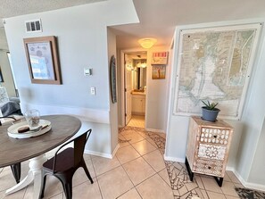 Apartamento em Condomínio Fechado, várias camas, varanda (The Whaler 6C) | Restaurantes