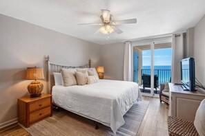 Apartamento em Condomínio Fechado, várias camas, varanda (Wind Drift 704E) | 2 quartos, com decoração personalizada, com mobília individualizada 