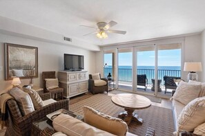 Apartamento em Condomínio Fechado, várias camas, varanda (Wind Drift 704E) | Sala de estar
