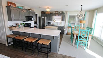 Casa, várias camas, pátio, vista para a praia (Pelican's Rest Beach House) | 3 quartos, com decoração personalizada, com mobília individualizada