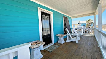 Casa, várias camas, pátio, vista para a praia (Pelican's Rest Beach House) | Vista do quarto