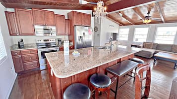 Casa, várias camas, pátio, vista para o oceano (My Serenity) | Cozinha privada | Uma cafeteira/bule