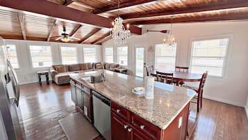 Casa, várias camas, pátio, vista para o oceano (My Serenity) | Cozinha privada | Uma cafeteira/bule