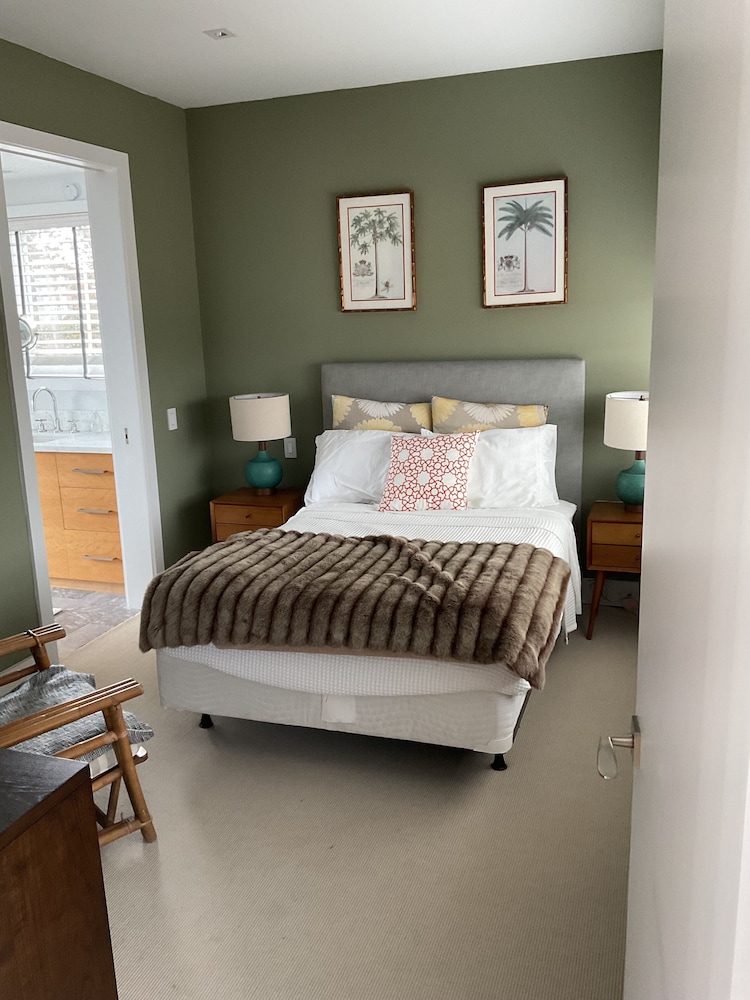 Waterfront Modern , Dock, Roof Deck, Outdoor Kitchen / Grill, Outdoor Shower - Sag Harbor, NY