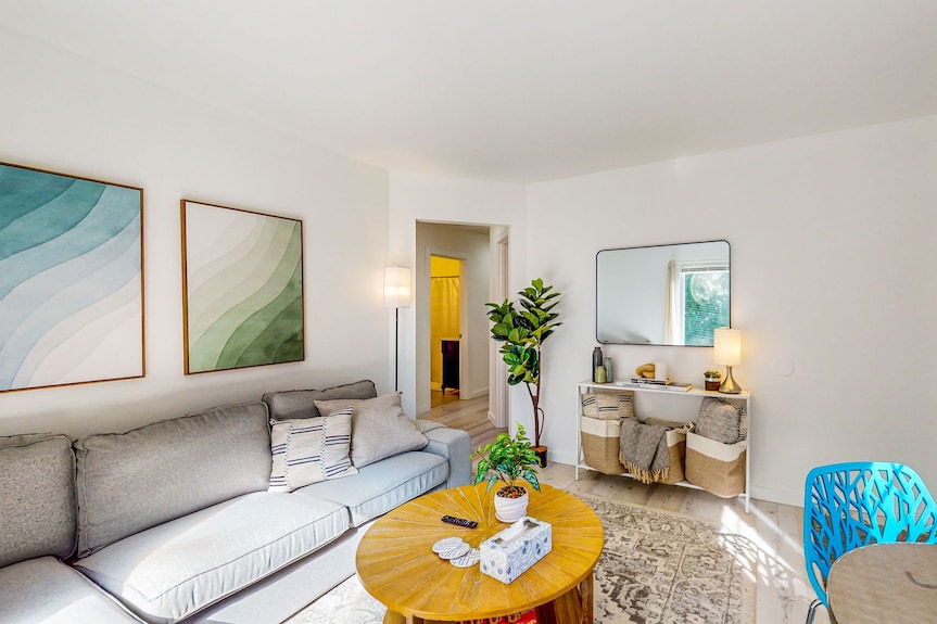 Dynamic Home With Large Yard - Walkable Location & Near Steel Lake Park & Golf - 디모인