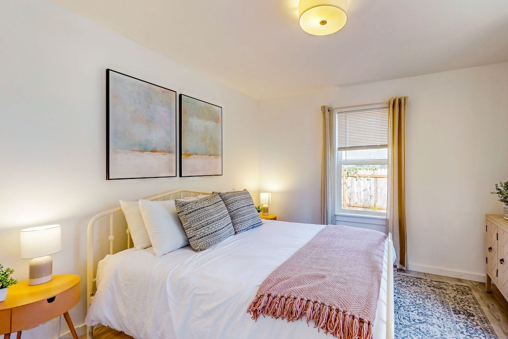 Dynamic Home With Large Yard - Walkable Location & Near Steel Lake Park & Golf - Emerald Queen Hotel & Casino