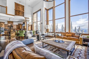 Chalé de Luxo, vista para a montanha | Sala de estar | Televisor, lareira, Netflix, filmes pagos