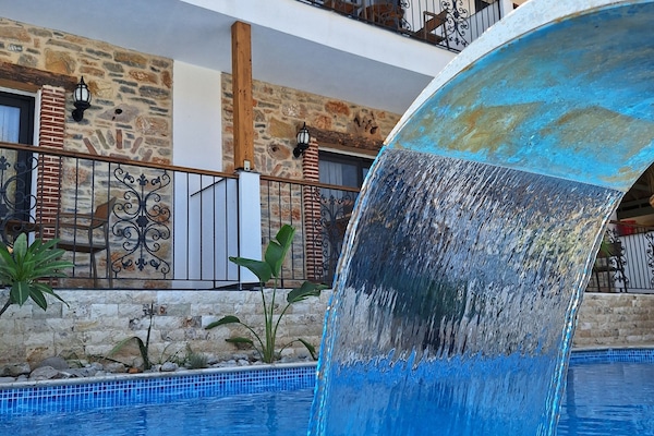 Piscina externa sazonal, funciona das 9h às 19h, guarda-sóis