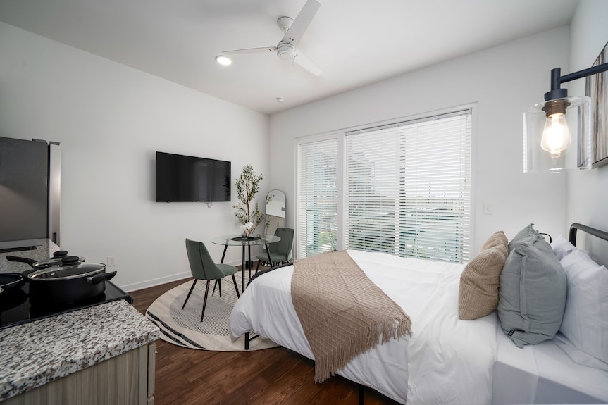 Urban Comfort: Studio Getaway W/ Private Balcony\n - Homewood, AL