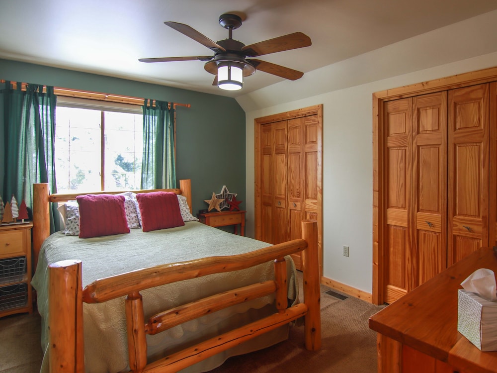 Spacious Crystal Mountain Resort Cabin W/ Game Rm! Minutes To Ski/golf/spa/pool! - Michigan
