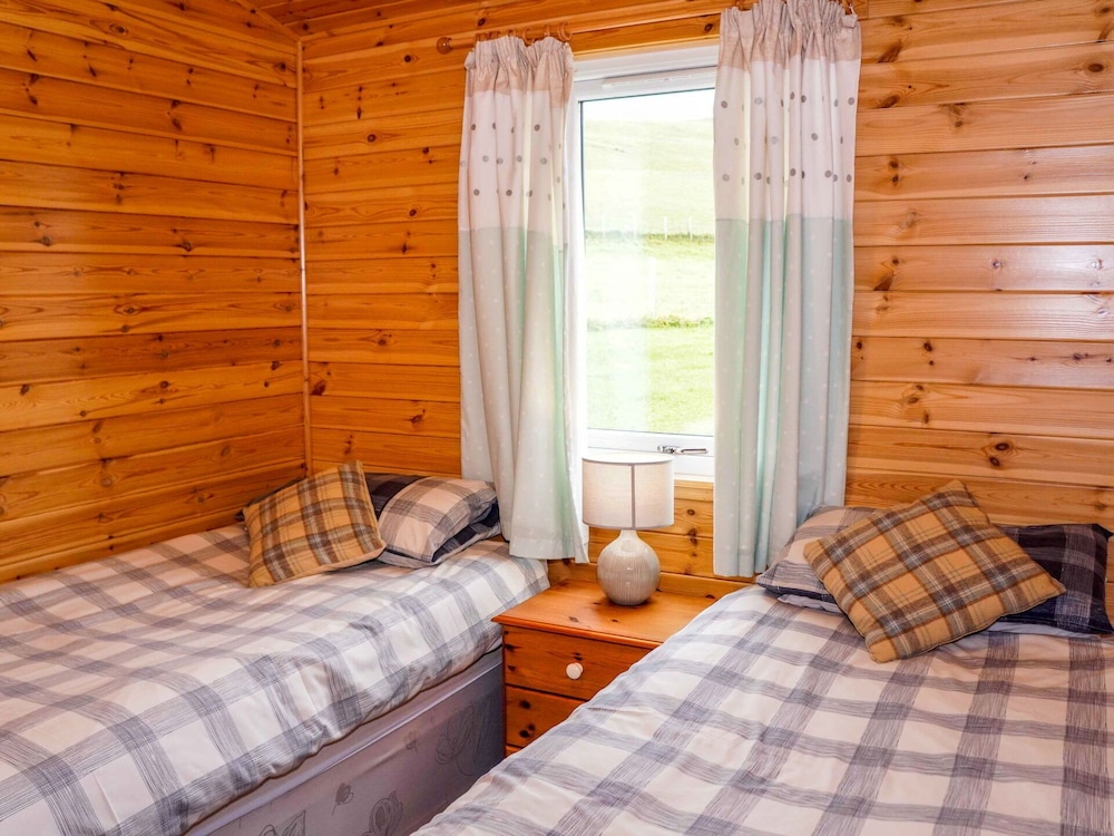Wonderful Private Villa For 4 Guests With Wifi, Tv, Balcony, Pets Allowed And Parking - Kinross