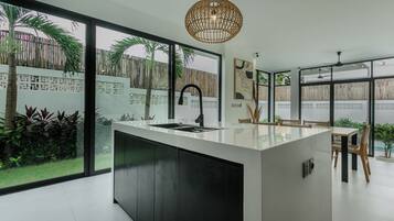 Um frigorífico, um micro-ondas, um forno, uma cafeteira/bule