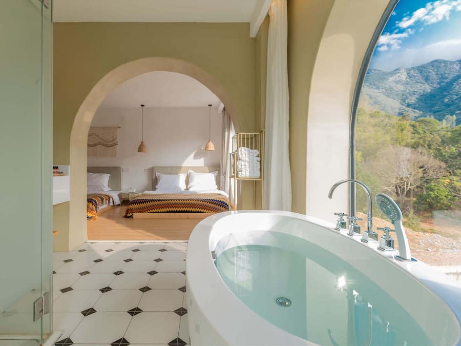 Quarto Duplo ou Twin Familiar, vista para a colina | Casa de banho | Artigos de higiene pessoal grátis, um secador de cabelo, roupões