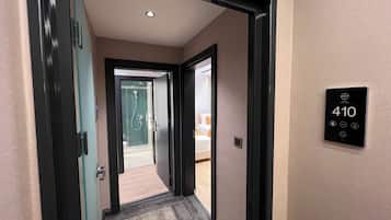 Quarto quádruplo superior | 1 quarto, cofres nos quartos, escrivaninha