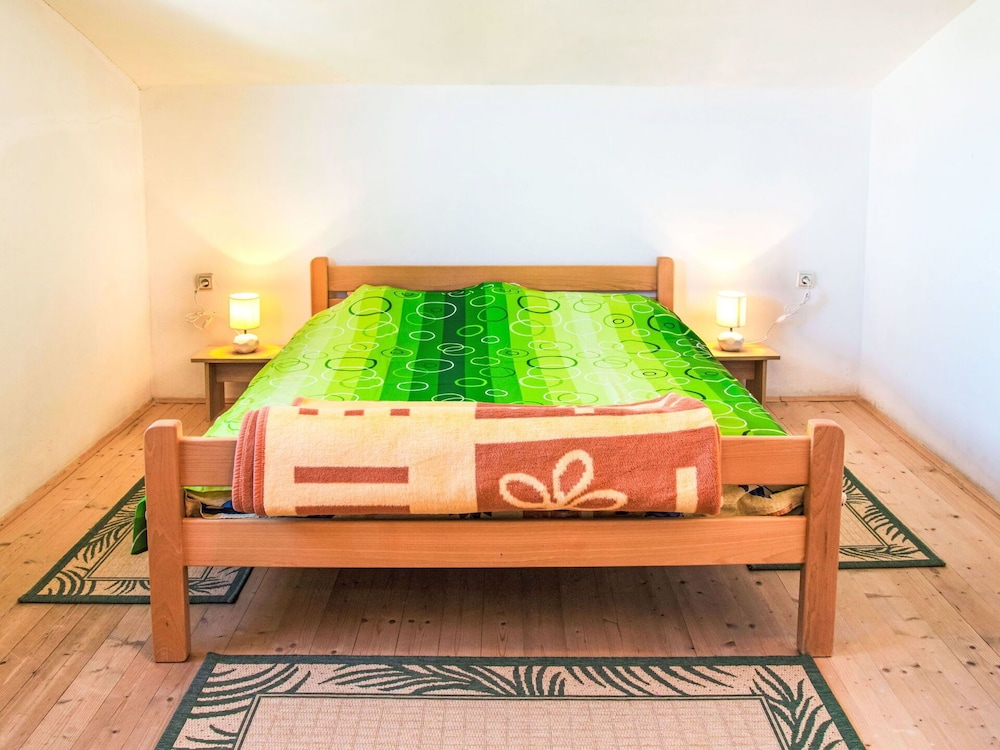 Beautiful Apartment For 5 Guests With A/c, Wifi, Tv, Terrace, Pets Allowed And Parking - Klenovica