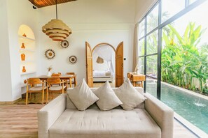 Villa Executiva, piscina privativa | Sala de estar | Smart TV de 42 polegadas com canais via satélite 