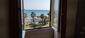 Quarto casal básico, 1 cama Queen, vista para o mar | Vista para praia/oceano