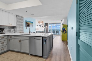 Apartamento Design em Condomínio Fechado, 2 quartos, varanda, vista para o oceano | Cozinha privada | Um frigorífico, um micro-ondas, um forno, uma placa de cozinha 