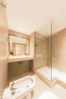 Duplex, 2 quartos | Banheiro | Chuveiro, chuveiro com efeito de chuva, secador de cabelo, bidê