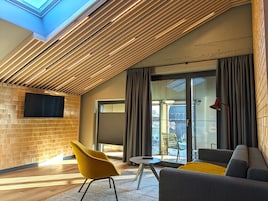 Suíte sênior, vista para a montanha | Área de estar | Smart TV 30 polegadas com canais a cabo