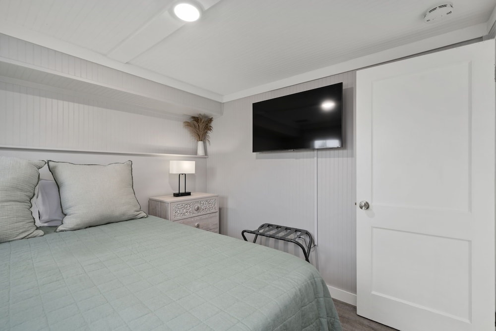 Oceanside Cottage Steps From The Beach!  The Gray Sandcastle! - Nags Head, NC