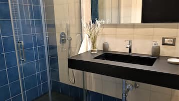 Quarto superior, vista para a cidade | Banheiro | Chuveiro, chuveiro com efeito de chuva, secador de cabelo, chinelos