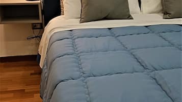 Quarto superior, vista para a cidade | 1 quarto, edredons de pluma, escrivaninha