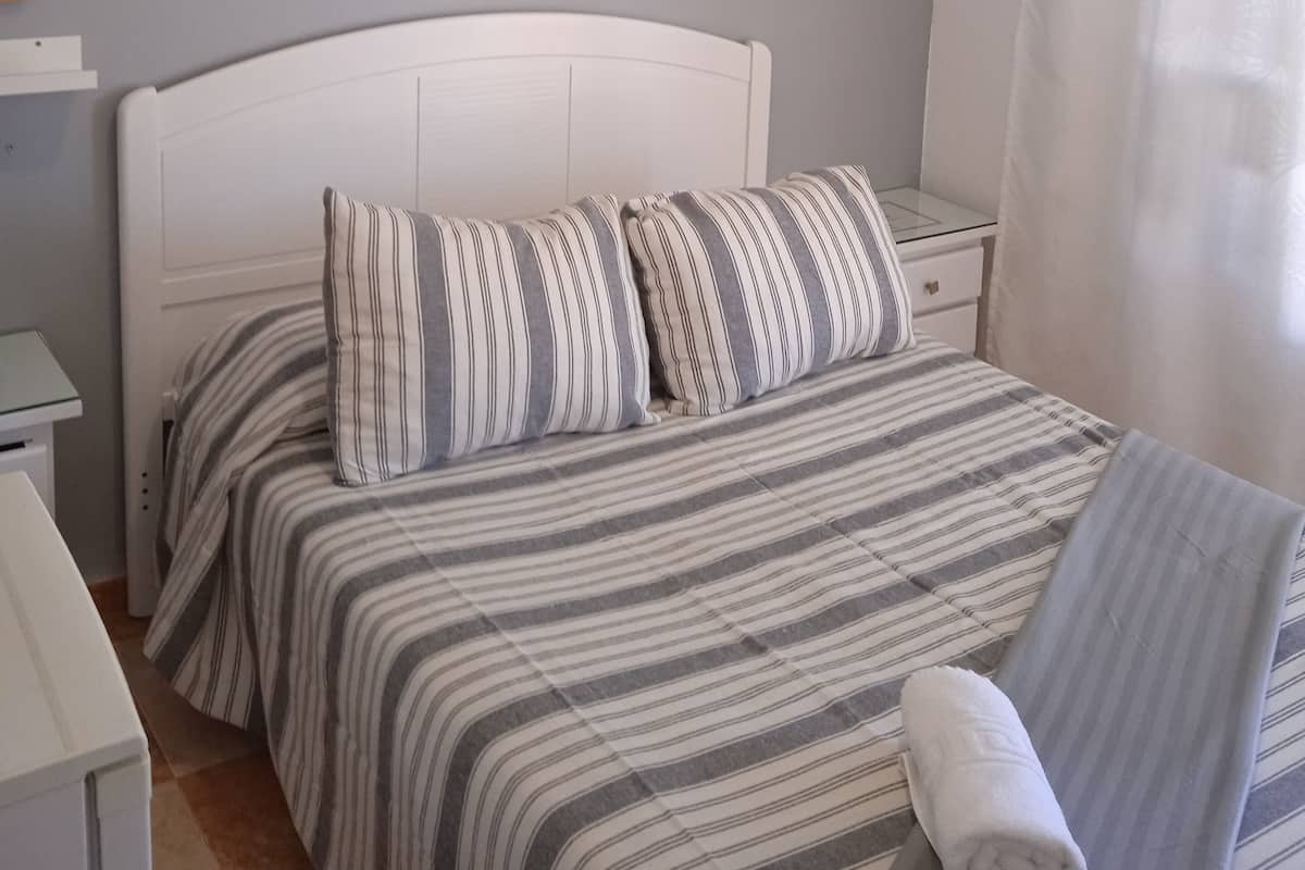 Quarto Básico, vista para a colina | 1 quarto, Wi-fi grátis, com decoração personalizada 