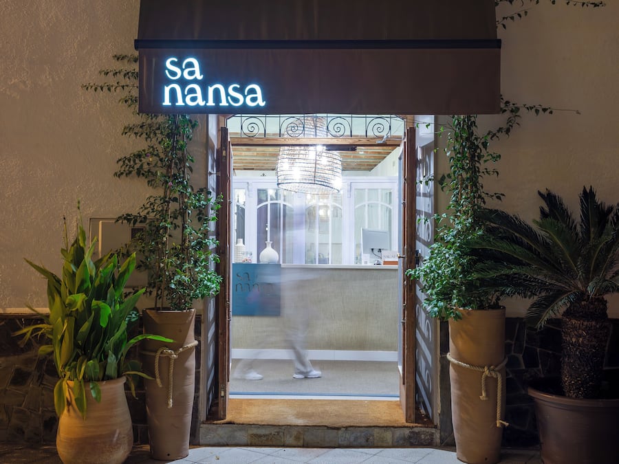 Fachada da propriedade à noite