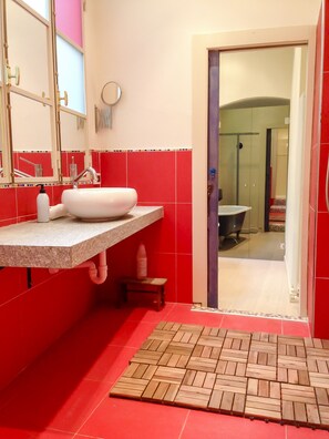 Apartamento superior, no pátio | Banheiro | Chuveiro/banheira combinados, banheira de imersão